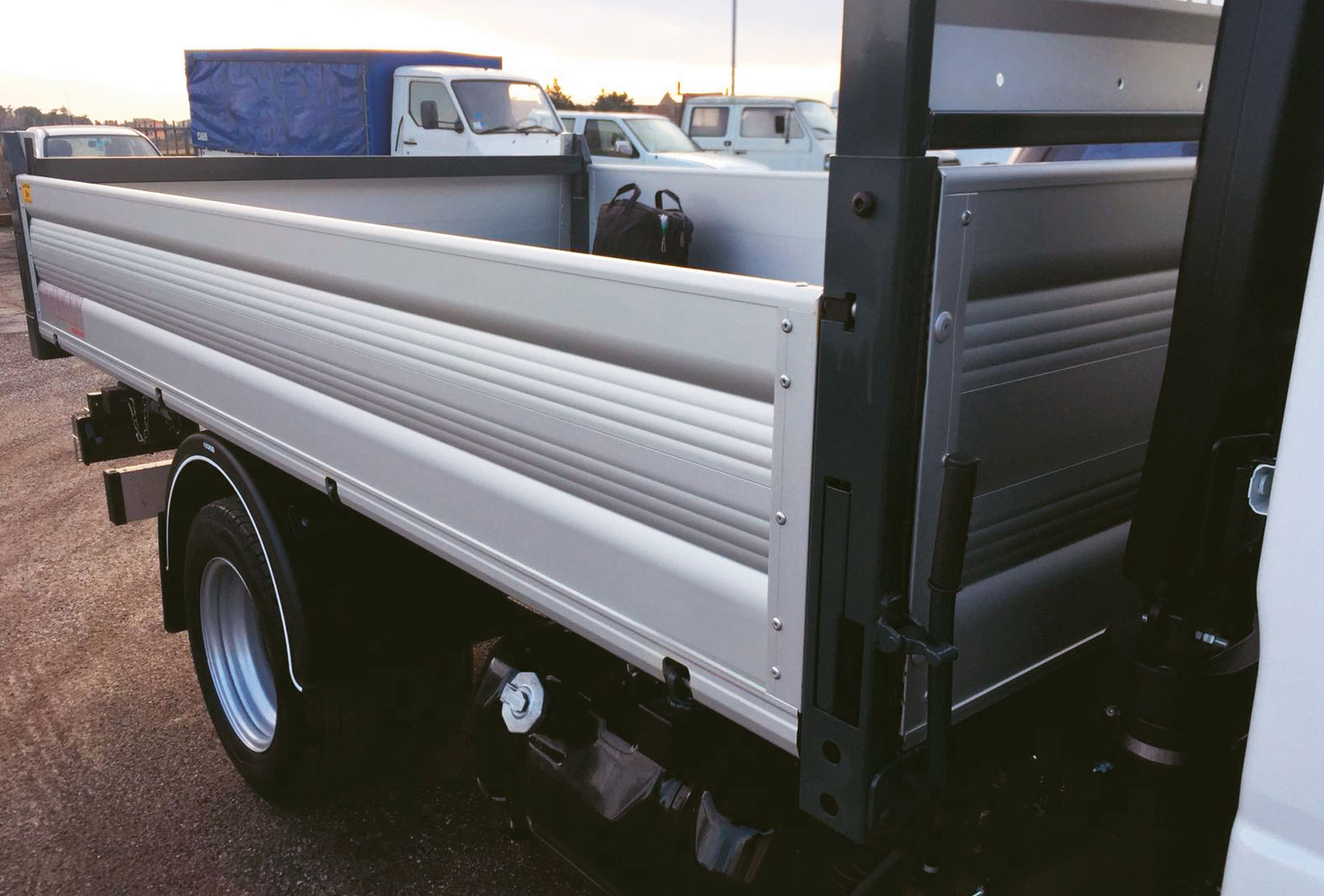 Profili per sponde New Evo per ribaltabile leggero | Autocar Distributions